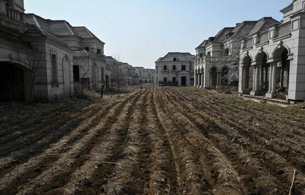 The Tale of China’s Luxurious Mansions Turning Into A Land of Ghost ... The Tale of China’s Luxurious Mansions Turning Into A Land of Ghost ...